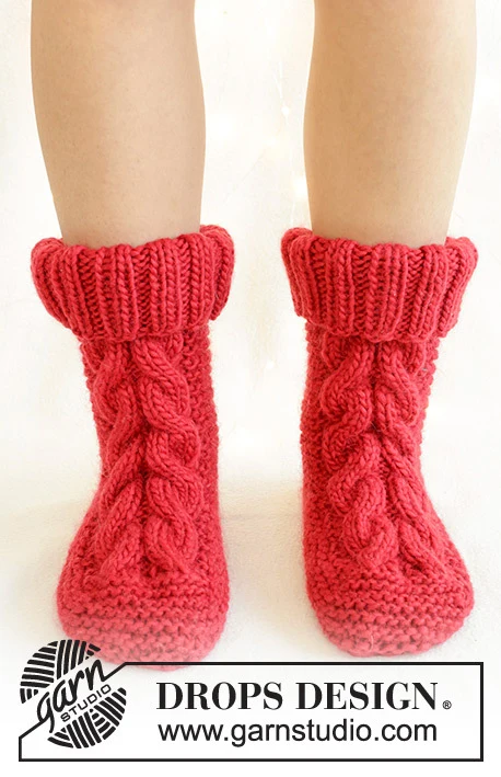 242-68 Jolly Cable Slippers by DROPS Design - Køb billigt her