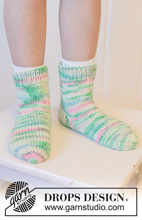 48-19 Watermelon Socks by DROPS Design - Køb billigt her